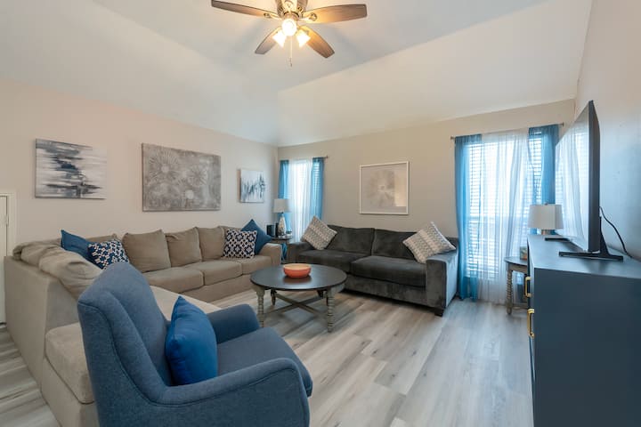 Cozy Home W Pool Bbq Media Rm Near Dfw Sleep10-12 - Lewisville, TX