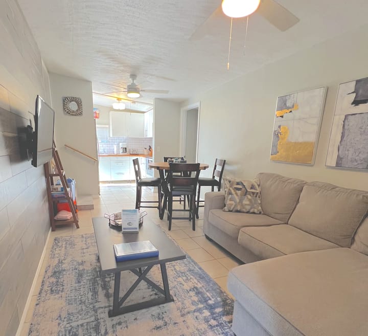 Beach Bum Bungalow-sarasota-10 Min To Siesta Key - Sarasota, FL