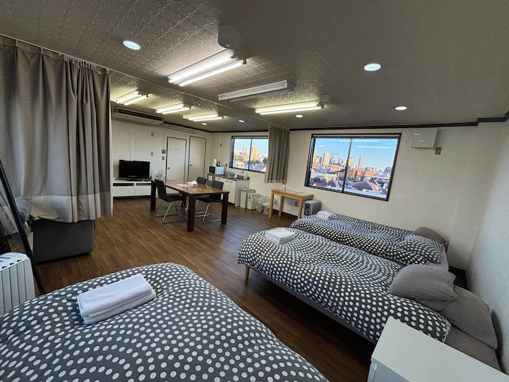 Shinjuku Skyline View, Beds & Cold Shower - Tokyo