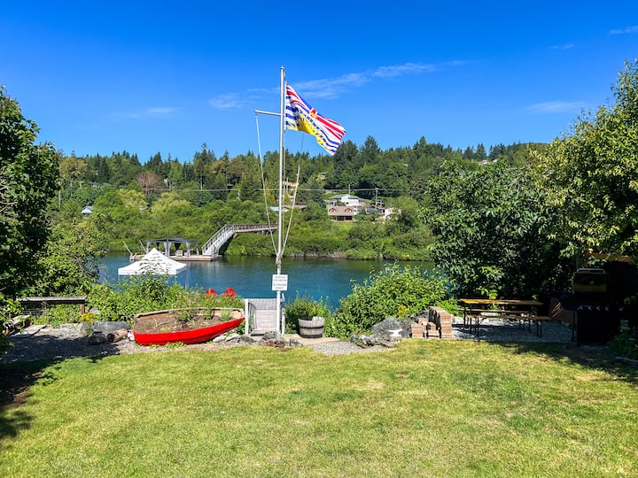 Modern Lakehouse Retreat W/private Dock-sleeps 12 - Lake Cowichan