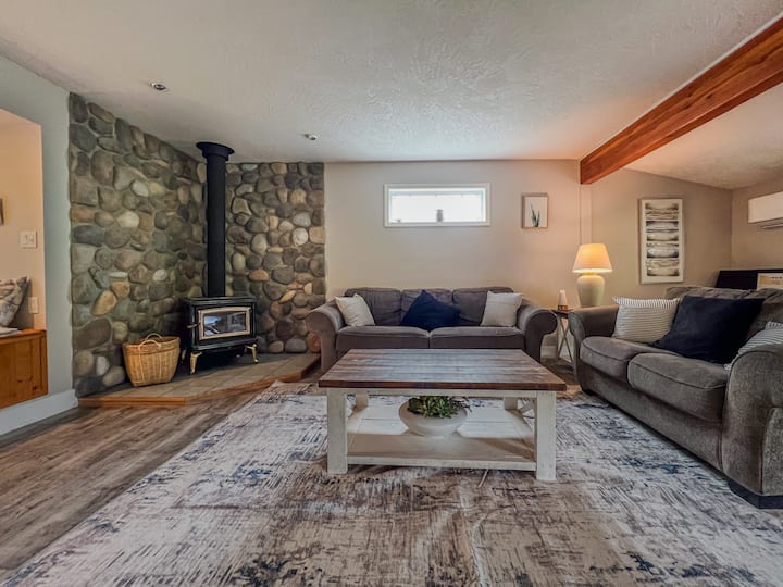 Modern Lakehouse Retreat W/private Dock-sleeps 12 - Lake Cowichan
