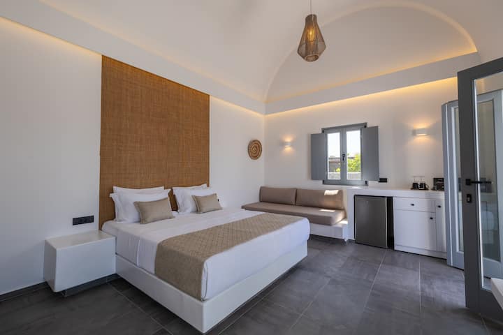 Bonsai Luxury Suite No 1 & Pool, Sea View - Santorini