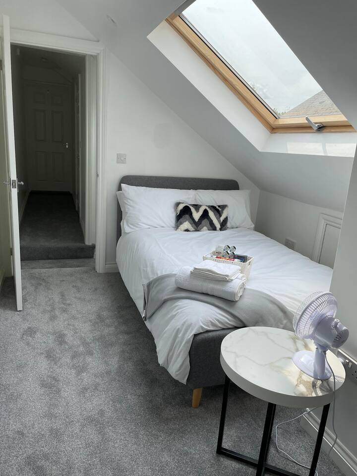 Whitley Double Room | Rg2 | 3mins From M4 J11 - Reading