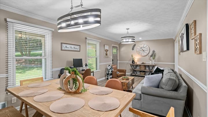 Stylish Lilburn Retreat W/theater Room & Bar - Stone Mountain, GA