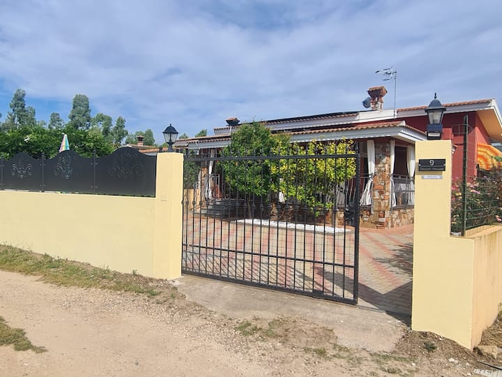 Casa Singola Con Giardino  Posto Auto All'interno - Posada
