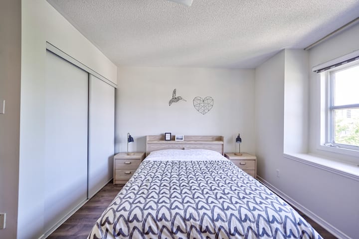 Spacious 3br Townhome/w Parking/near Malls & Eats - Toronto, ON
