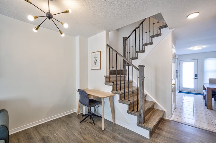 Spacious 3br Townhome/w Parking/near Malls & Eats - Toronto