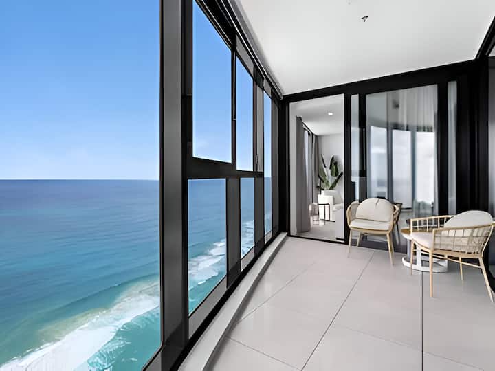 Luxury 3-bedroom Stunning Ocean View Meriton Condo - Gold Coast