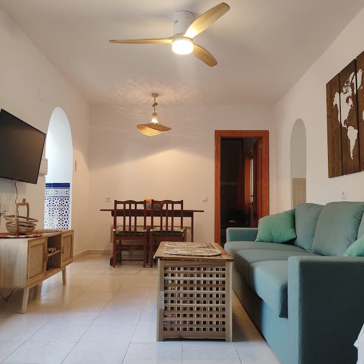 Acogedora Casa Familiar Con Patio - Salobreña