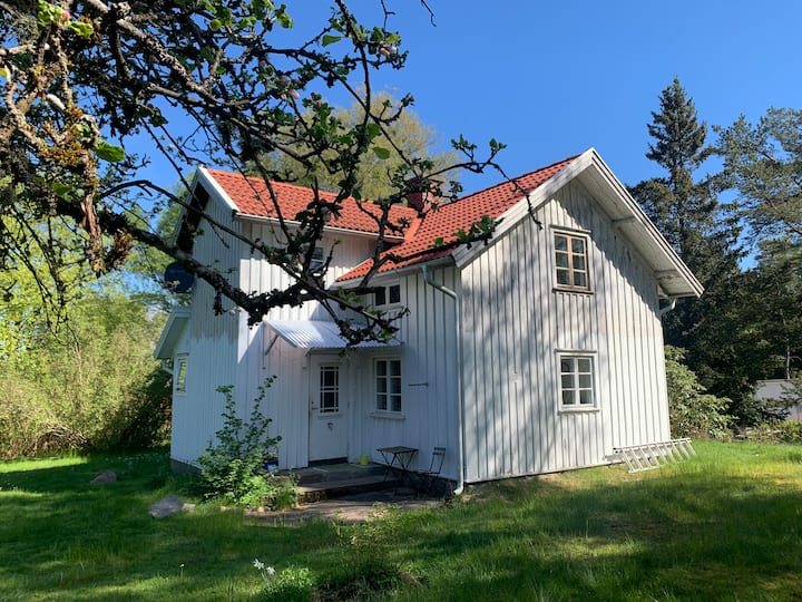 Cottage W Fireplace Close To Lake, Forest & Pool - Kinna