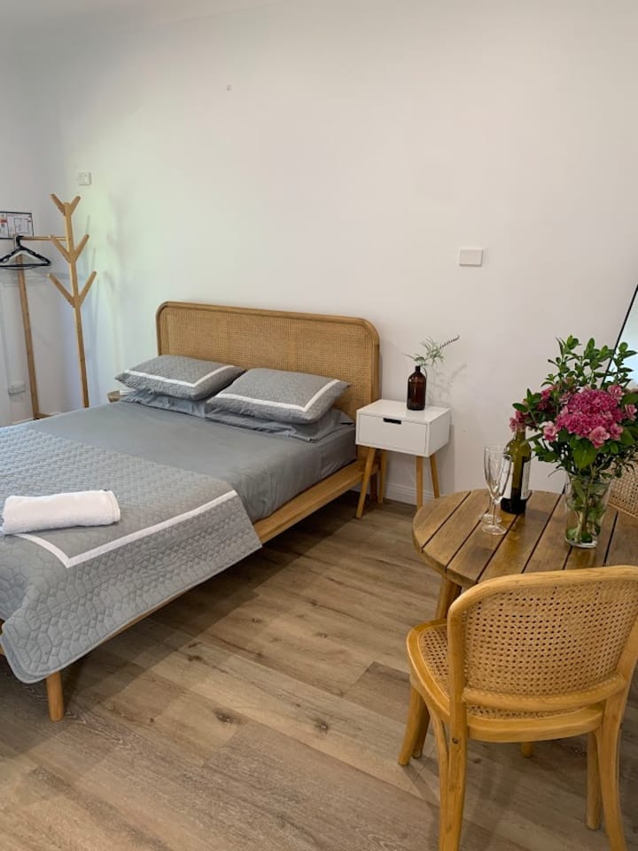 Soul Of Berry -Cosy Selfcontained Guest Room For 2 - Berry