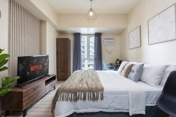 Central Cebu Studio Condo • Within Cebu It Park - Cebu City