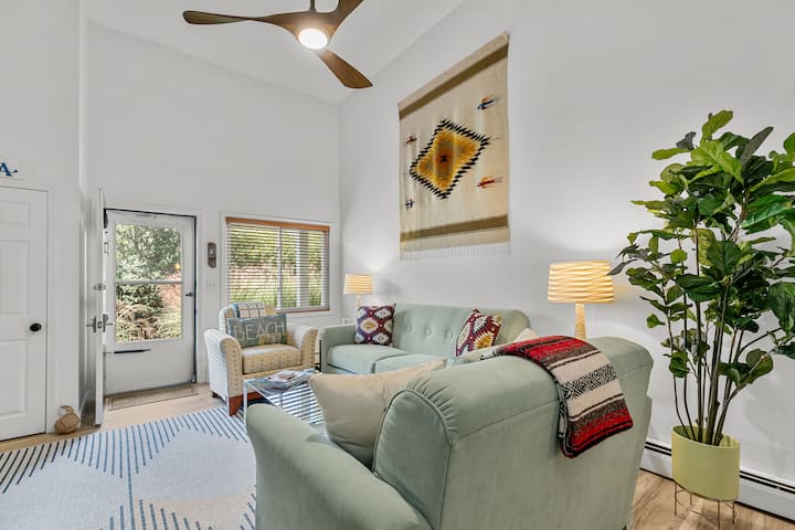 Modern Condo, Peaceful Yet Central - Newport, RI