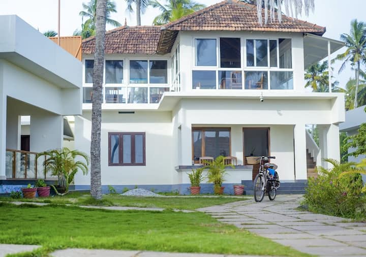 Cliff Edge Beach View Cottage With Private Beach - Varkala