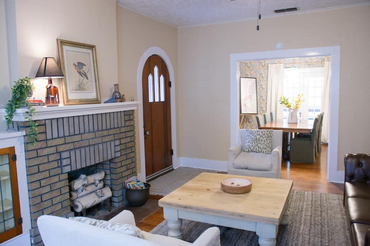 *The Tarleton: 3 Min Away
Gorgeous Victorian  Home - Stephenville, TX