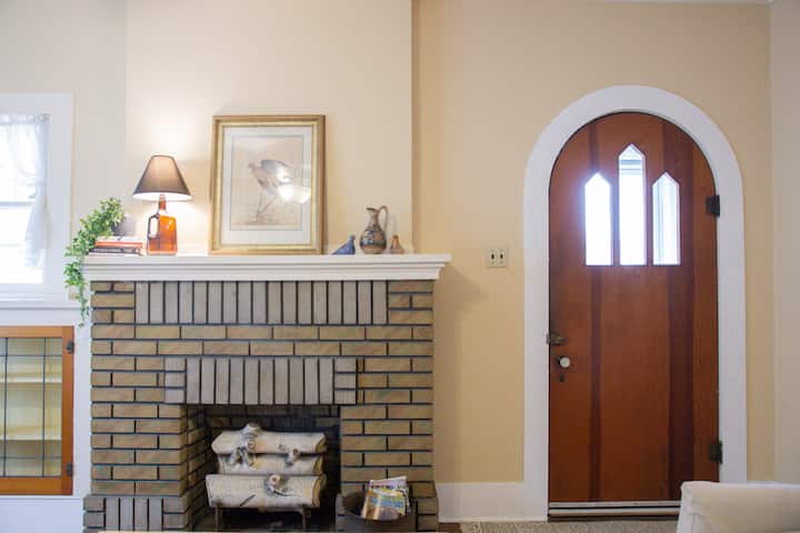 *The Tarleton: 3 Min Away
Gorgeous Victorian  Home - Stephenville, TX