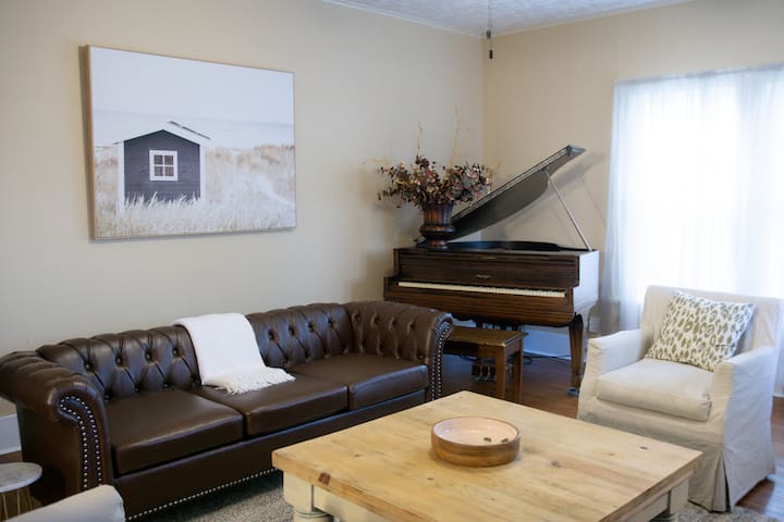 *The Tarleton: 3 Min Away
Gorgeous Victorian Home - Stephenville, TX