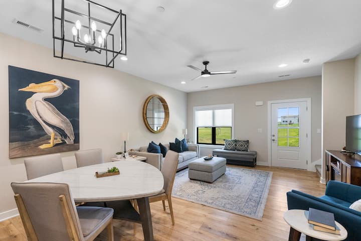 New Arrival Forest Views Relax Luxury Garage - West Des Moines, IA