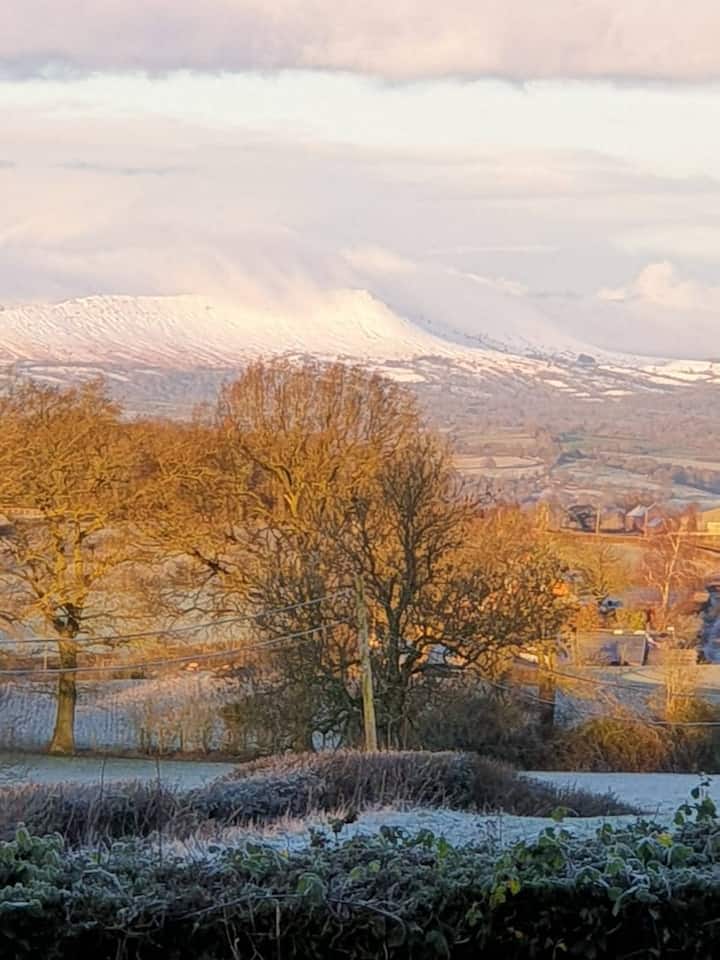 Country Cabin With Beautiful Mountain Views - Herefordshire