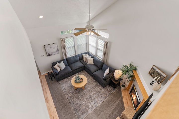 New! | Hot Tub | Sleeps 9 | Craft Zone - Layton, UT