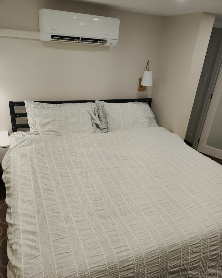Cozy Suite King Bed Free Parking Private Entrance - Toronto