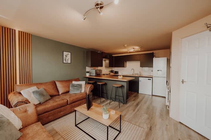 6 Double Bedrooms, Parking, Wifi, Book Now - Nottingham