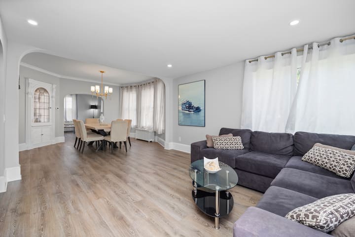 Fully Remodeled Gem Minutes From Cedar Point! - Sandusky, OH