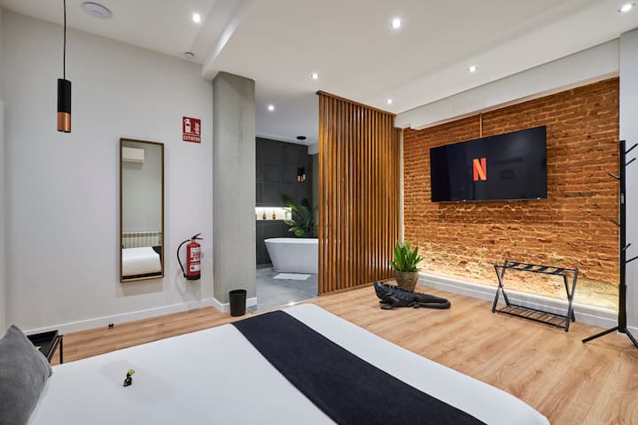 Gran Estudio Con Perfecta Ubicación Y Bañera - Madrid