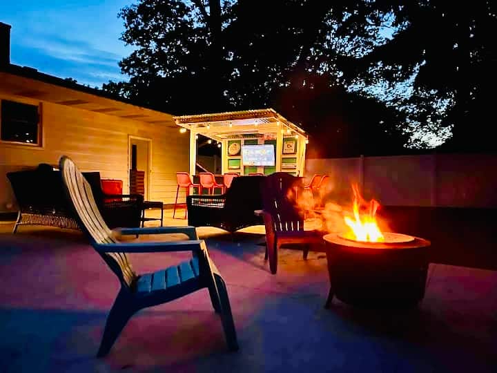 Walk To Beach, Tiki Bar, King Beds, Sleeps 6 - Muskegon, MI