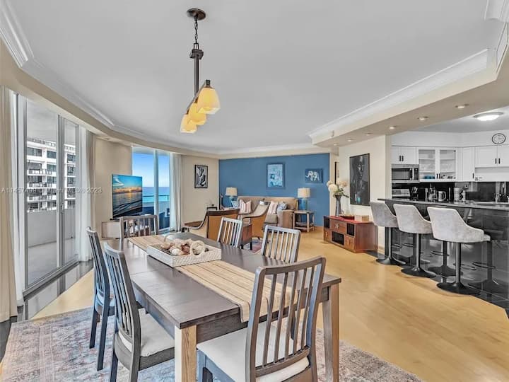 Spacious 2br Oceanfront Condo With Beach Access - Miami Beach