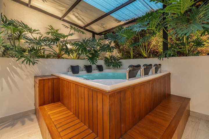 Roomy House In Poblado/jacuzzi/visitors Allowed/ac - Medellín