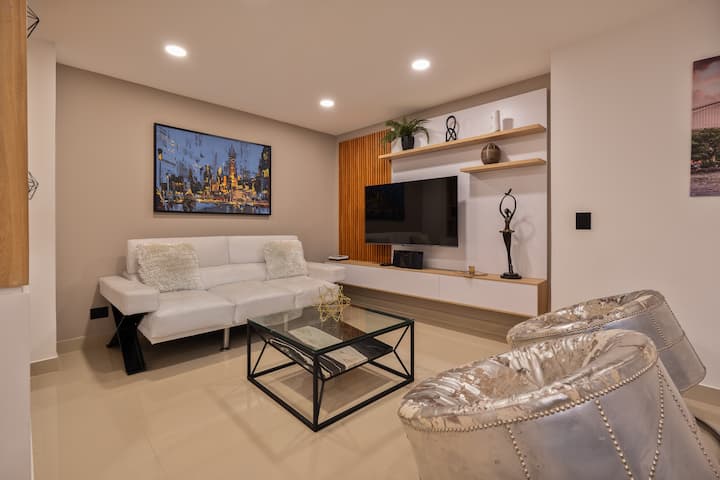 Roomy House In Poblado/jacuzzi/visitors Allowed/ac - Medellín