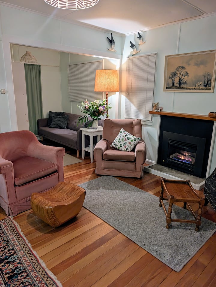 Best Spot In Whangamata: 1950's Beachfront Bach - Whangamatā