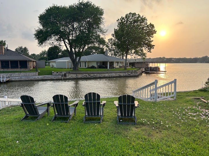 Charming  Lake Front  Retreat – Beautiful & Clean! - Granbury, TX