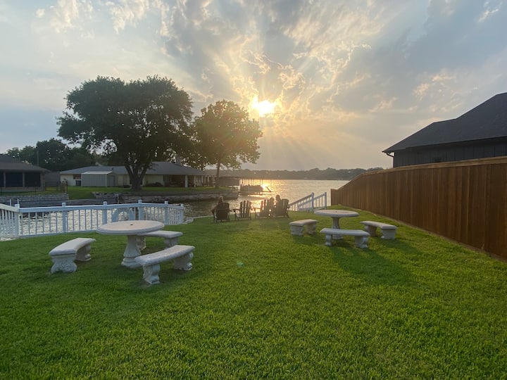 Perfect
Lakefront Getaway Refresh, Relax, Retreat - Granbury, TX