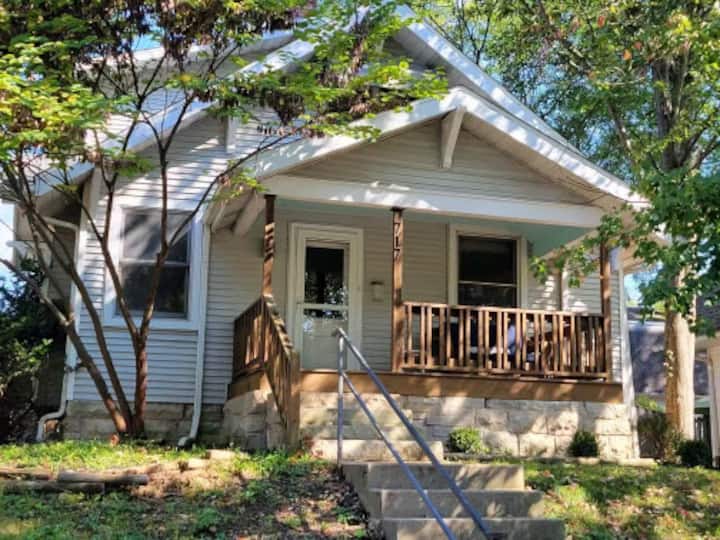 3 Blocks From Campus! 4 Bedroom,sleeps 8, Big Yard - Bloomington, IN