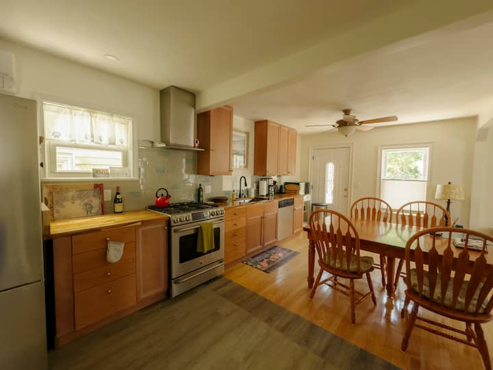 Sun-lit Family Friendly Home In Munjoy Hill - South Portland, ME
