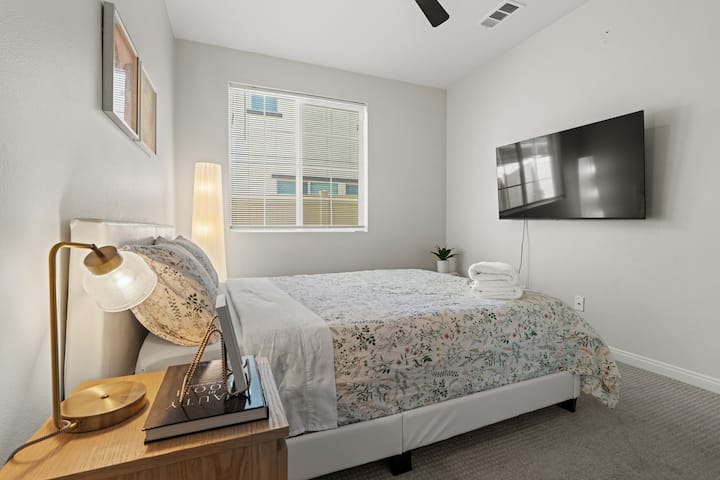 Cozy Ontario Haven | Tv & Private Bath | Central - Ontario, CA