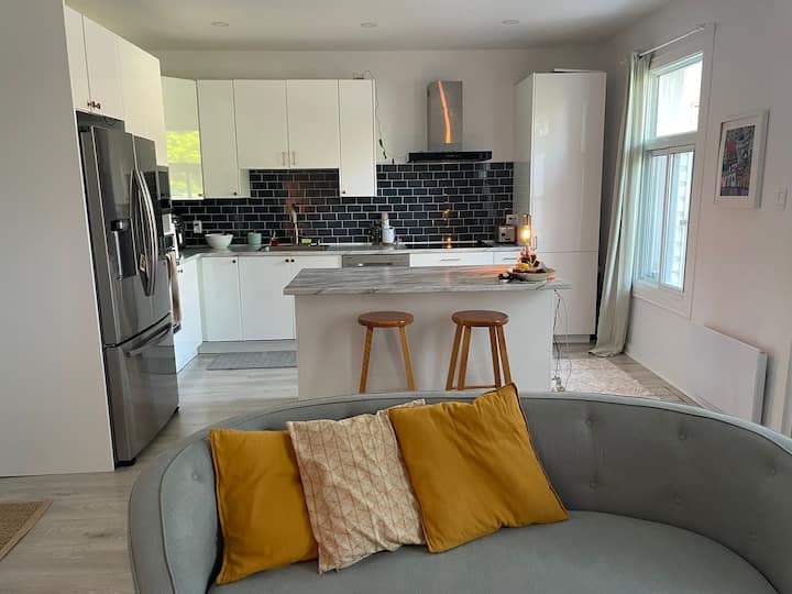 4 Bdr, Close To Subway Station - Montreal
