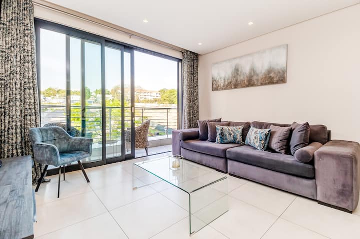 Central Trendy 2 Bed | Balcony & Pool - Sandton