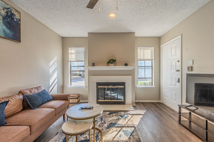 Contemporary 1 Bed Arlington Condo - Carousel, Arlington