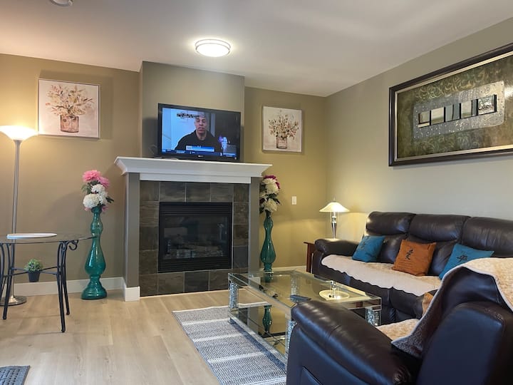 Scenic Hill Retreat: 2 Queen Beds, Private Space - Kelowna