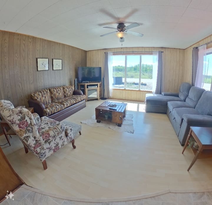 Relaxing Waskateena Retreat - Walk To Everything! - Saskatchewan