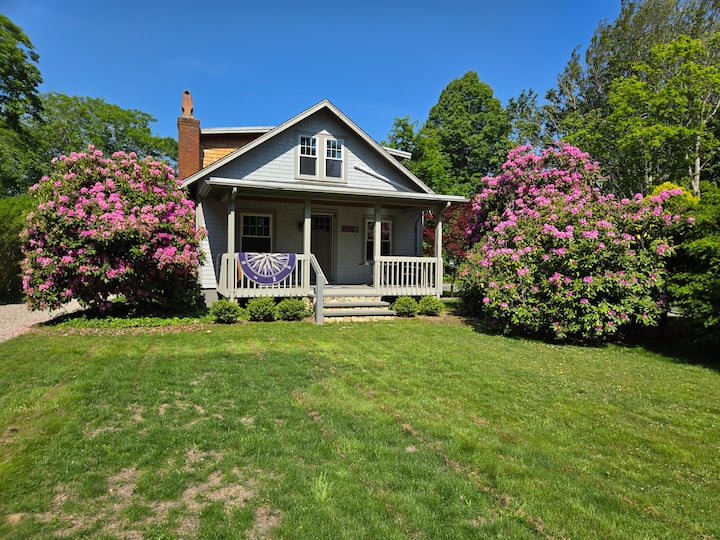 Charming East Falmouth Cottage - 마서스비니어드