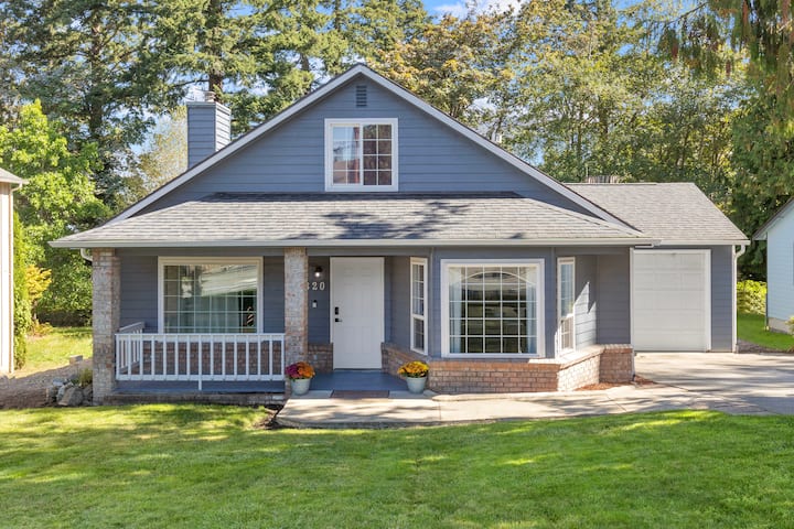 The Cozy Blue Getaway W/ Window Ac Units In Summer - Mount Vernon, WA