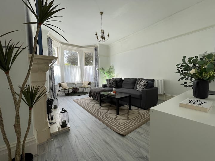 Spacious Flat | Sleeps 7, Pet-friendly + Parking - Northampton