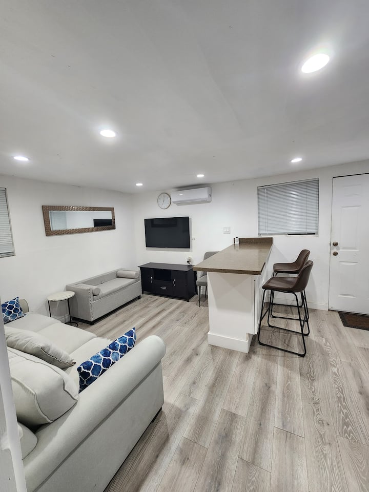 Rgs Cottage In Los Angeles. - 康普頓