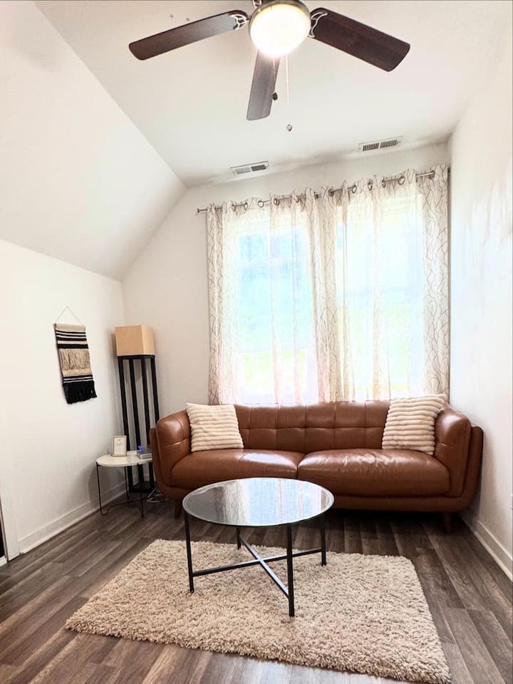 Radiant In The Windy City | Easy Park & Stay - Belmont Central - Chicago