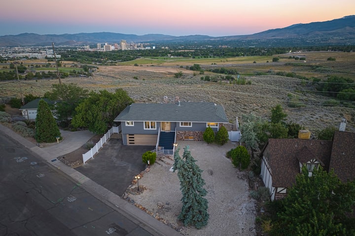 The Hill House With Hot Tub Views Fire Pit & Bbqs - Reno, NV