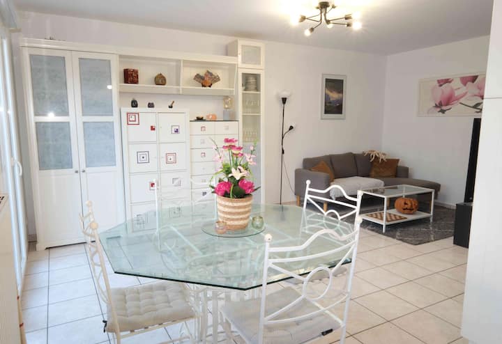 Chambre Calme Dans Une Maison Avec Parking/jardin - Vénissieux